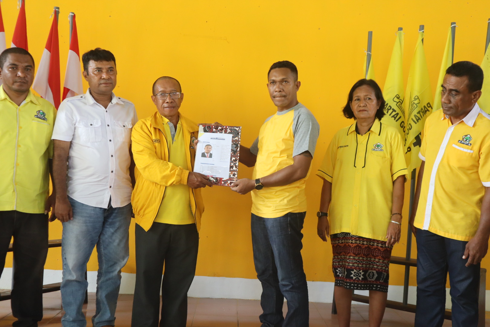 Petani Milenial Yance Maring Serahkan Berkas Bakal Calon Wakil Bupati di Partai Golkar Sikka ...