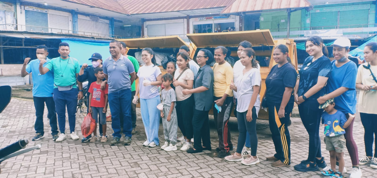 Ketua TP-PKK Sikka Pimpin Aksi Bersih-Bersih di Pasar Tingkat Maumere, Ajak Masyarakat Jaga ...